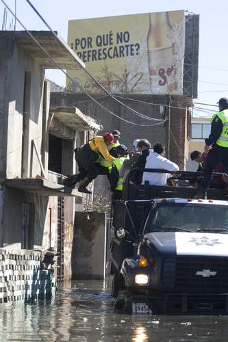 La Jornada: Se desborda el canal La Compañía en Valle de Chalco; en minutos inunda la México-Puebla