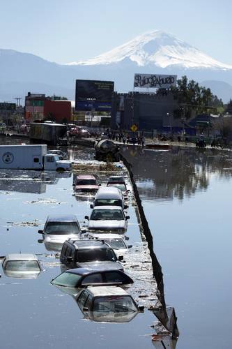 La Jornada: Se desborda el canal La Compañía en Valle de Chalco; en minutos inunda la México-Puebla