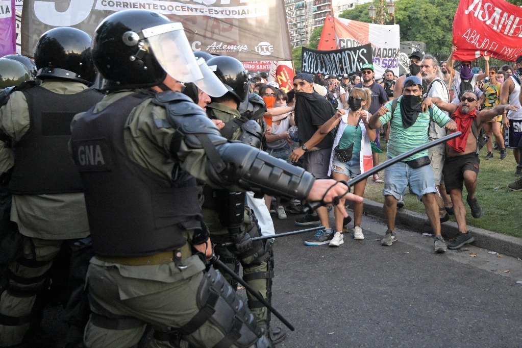 La Jornada Al Menos 60 Heridos En Represión A Protestas Contra