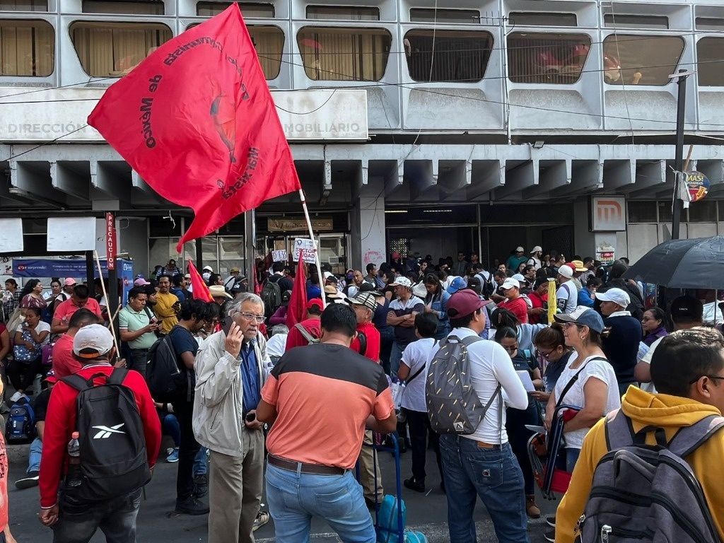 La Jornada - AMLO anuncia aumento salarial de 10% a los maestros