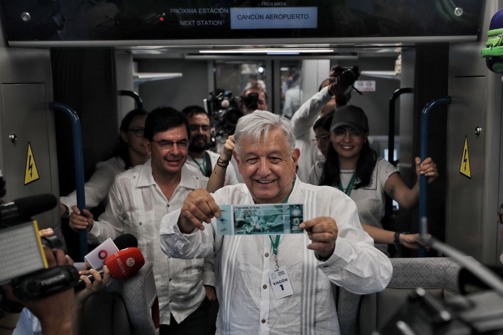 La Jornada - AMLO comparte con reporteros primer recorrido del Tren Maya