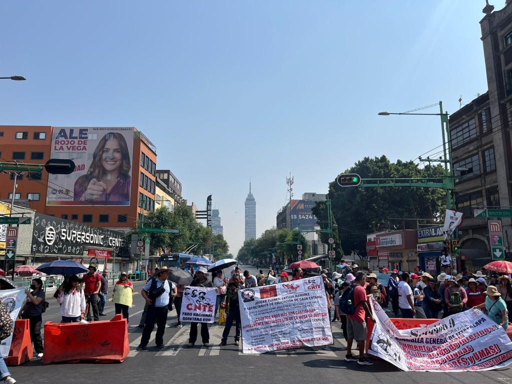 La Jornada - Bloqueos de CNTE en CDMX en apoyo a Comisión de Negociación