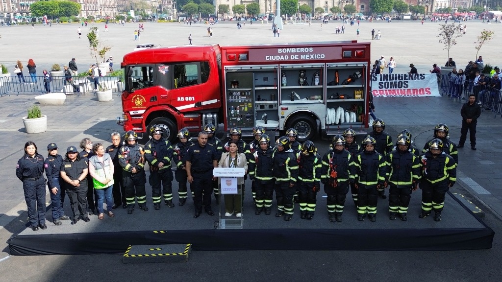 La Jornada - Clara Brugada entrega 11 nueva unidades de emergencia a bomberos