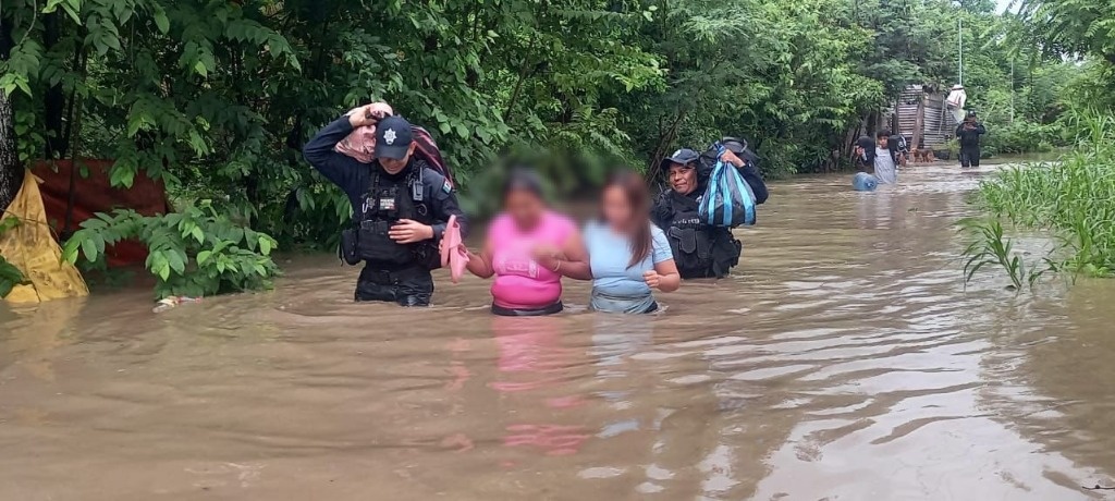 La Jornada - Se desborda río Cazones en Poza Rica, Veracruz; evacuan a familias