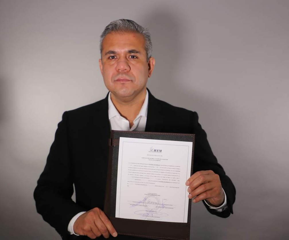 La Jornada - Fernando Vilchis recibe constancia como alcalde de Ecatepec