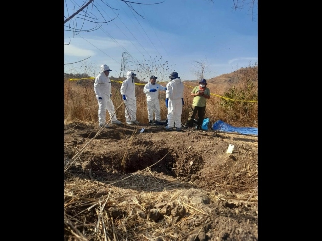 La Jornada - Hallan 18 cuerpos en una fosa clandestina en Abasolo, Guanajuato