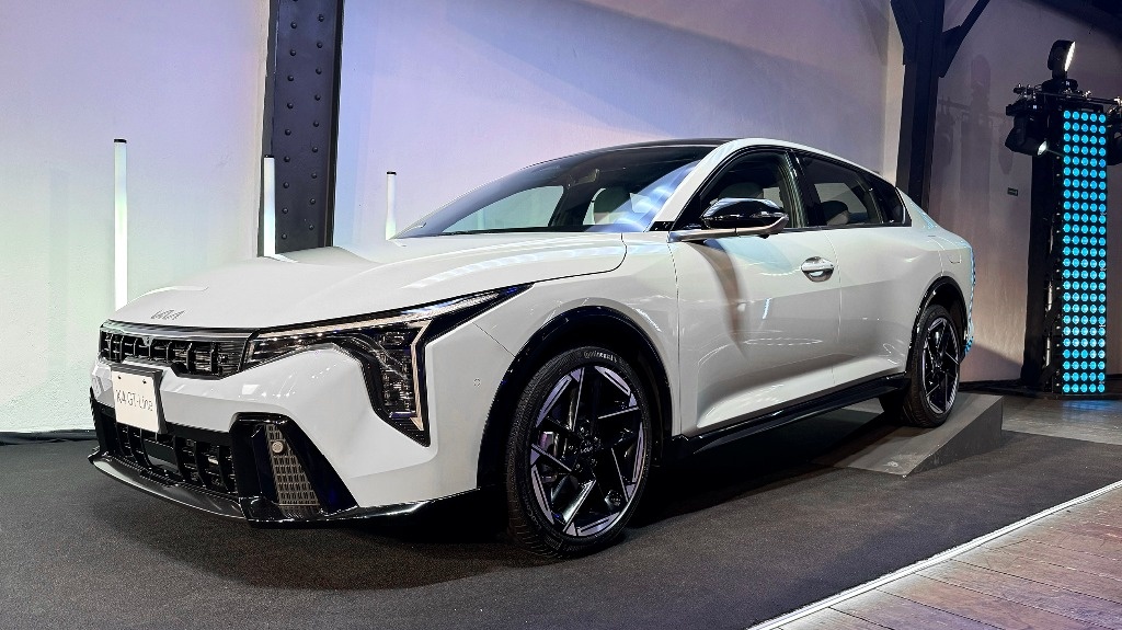 La Jornada - Kia presentó K4, el sustituto de Forte con más tecnología