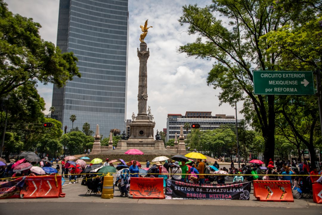 La Jornada - Maestros de la CNTE marchan hacia la torre del Caballito, en CDMX